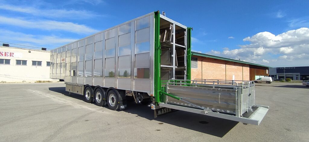 Three floor body trailer with side corridor - Carrocerias Maser