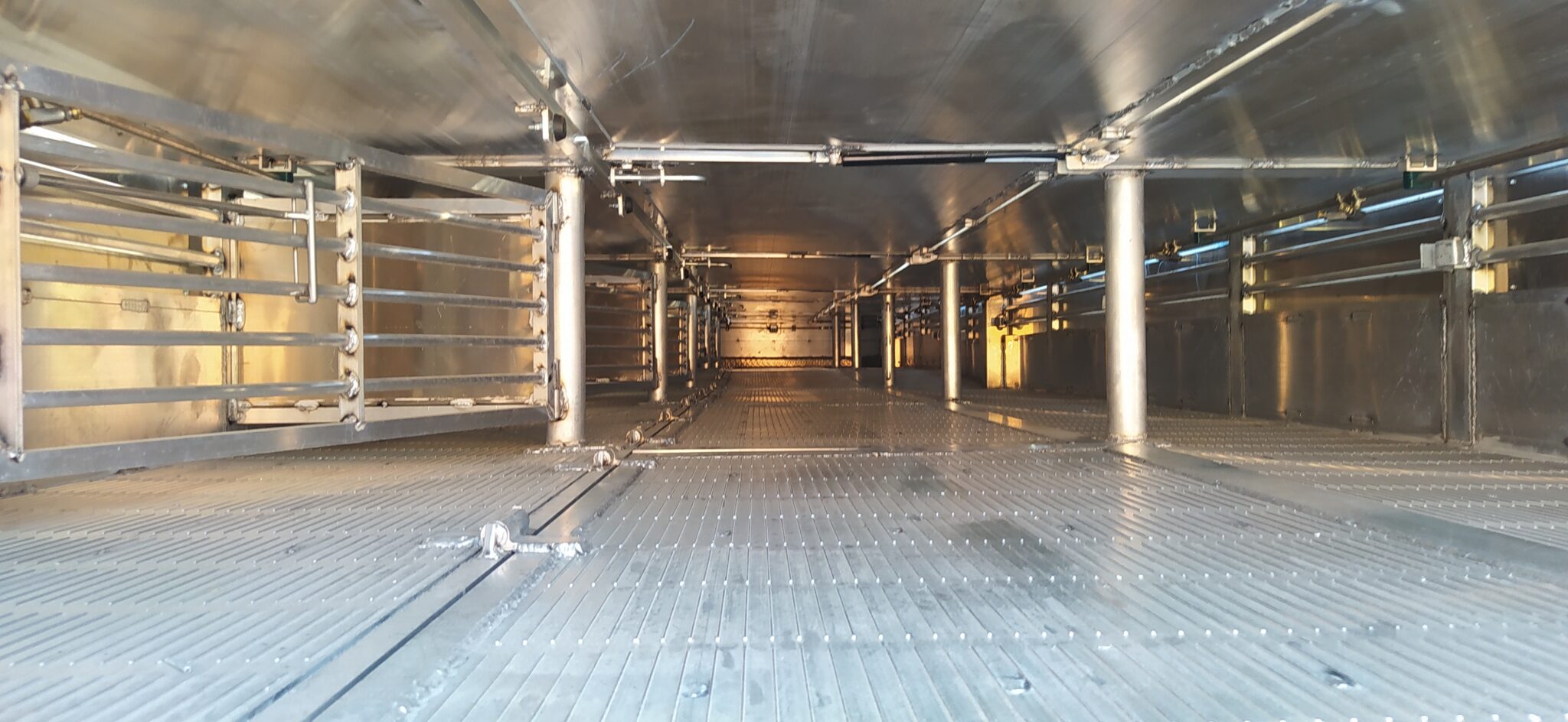 Five floor body trailer with liftable roof and smooth surfaces beneath ...