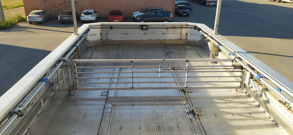 Five floor body trailer with liftable roof and smooth surfaces beneath ...