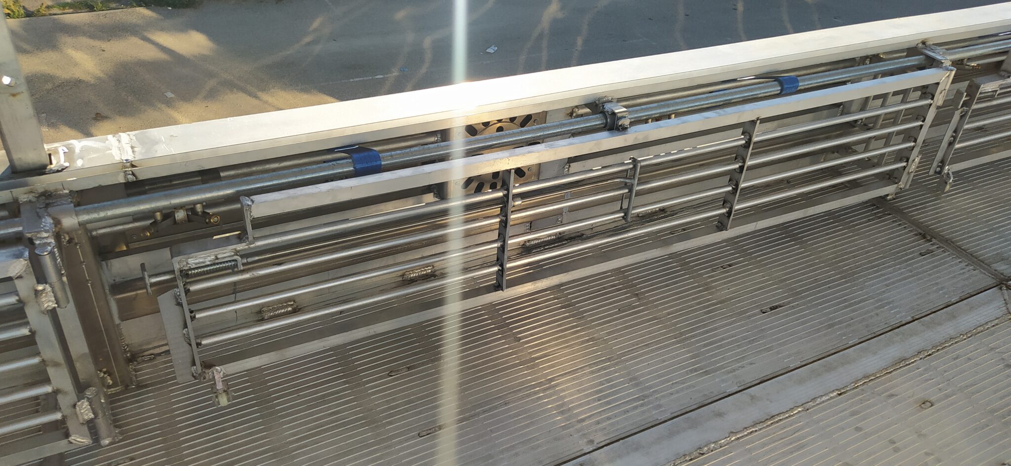 Five floor body trailer with liftable roof and smooth surfaces beneath ...