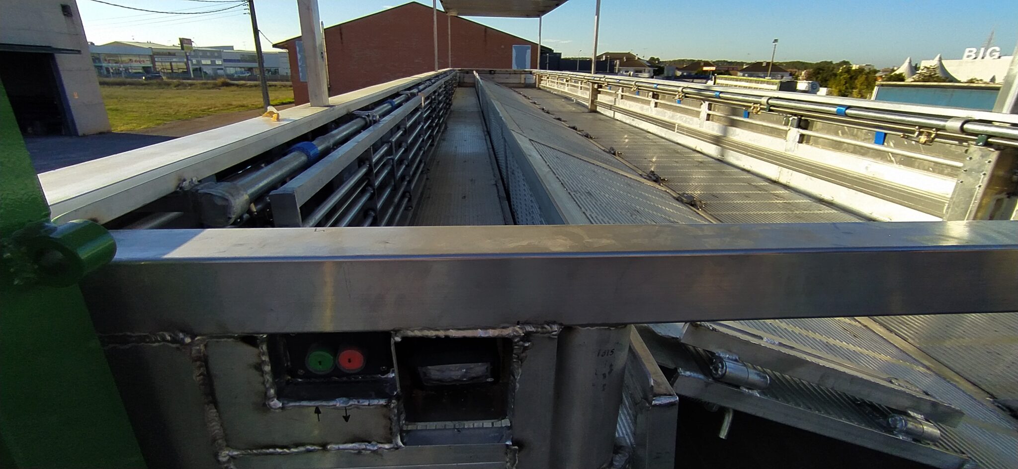 Five floor body trailer with liftable roof and smooth surfaces beneath ...