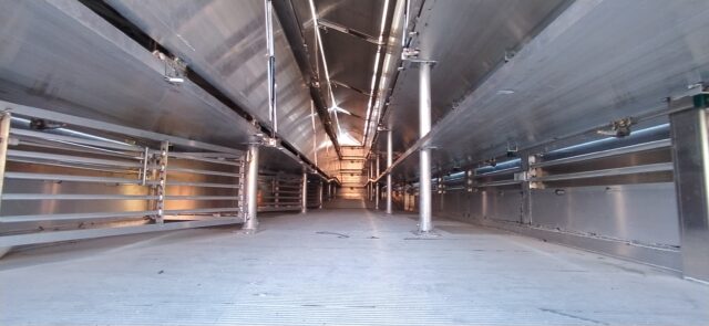 Five floor body trailer with liftable roof and smooth surfaces beneath ...