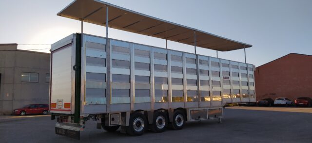 Five floor body trailer with liftable roof and smooth surfaces beneath ...