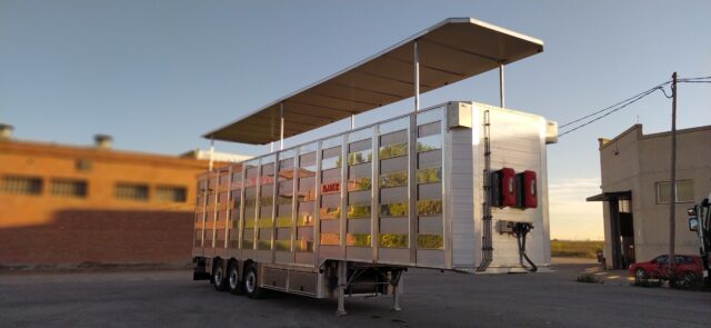 Five floor body trailer with liftable roof and smooth surfaces beneath ...