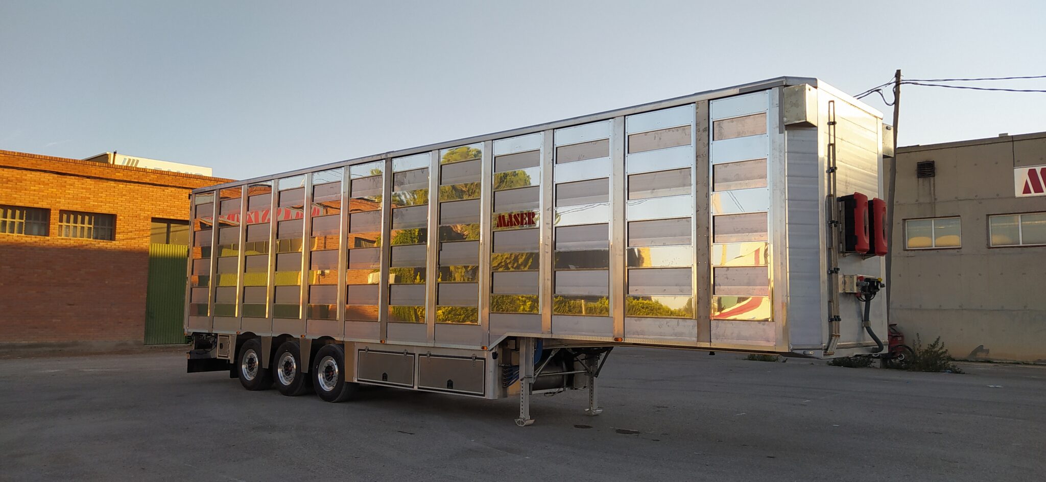 Five floor body trailer with liftable roof and smooth surfaces beneath ...
